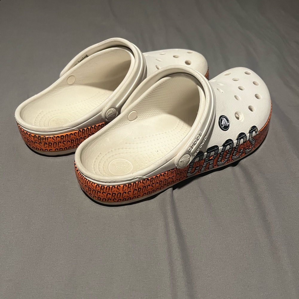 Used Men's White Special Edition Crocs Size 6 - Gem